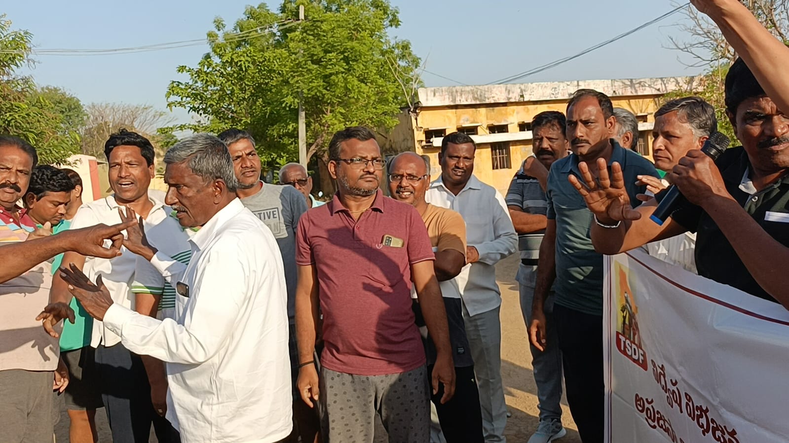 మోడీ విధానాల ఎండగడుతుంటే ….ఆకునూరి మురళి ను అడ్డుకున్న వాకర్స్ …జై ...